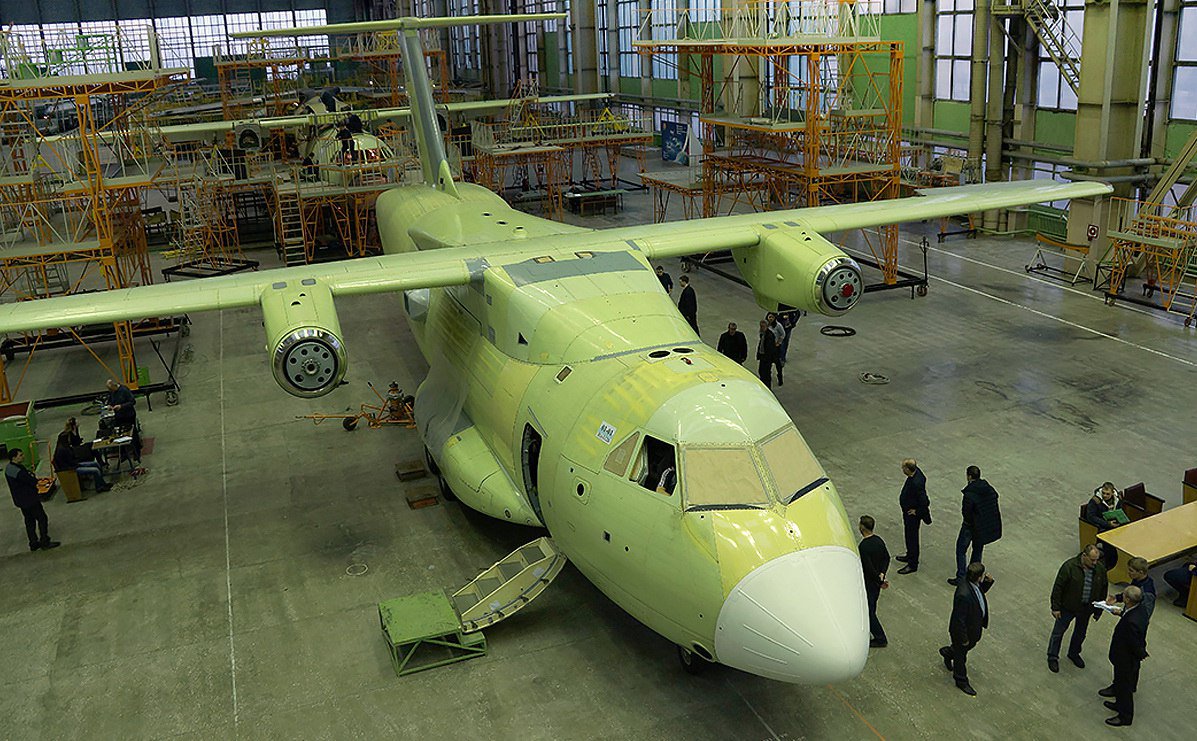 Casi listo el primer prototipo del Ilyushin IL-112V, el nuevo avión de transporte militar ligero ...
