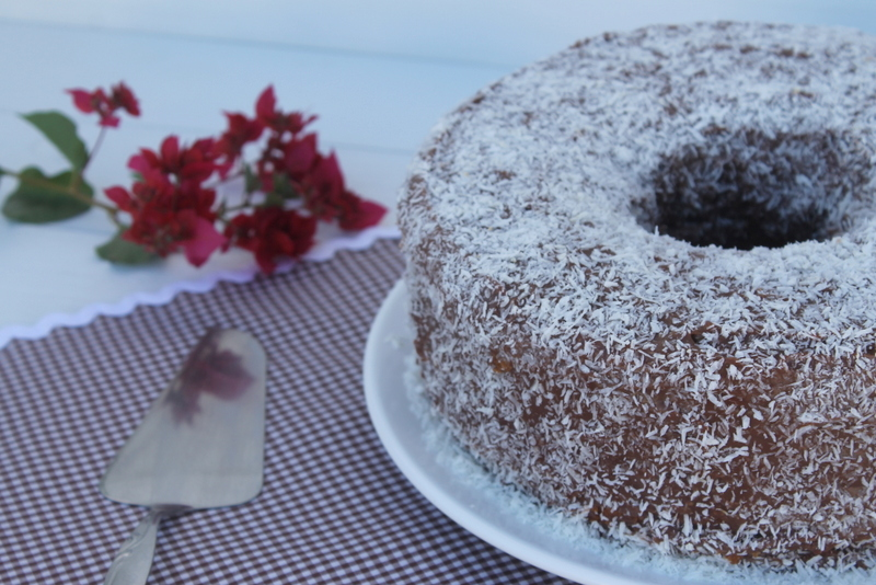 Bizcocho Relleno De Chocolate Y Coco En Bizcochera