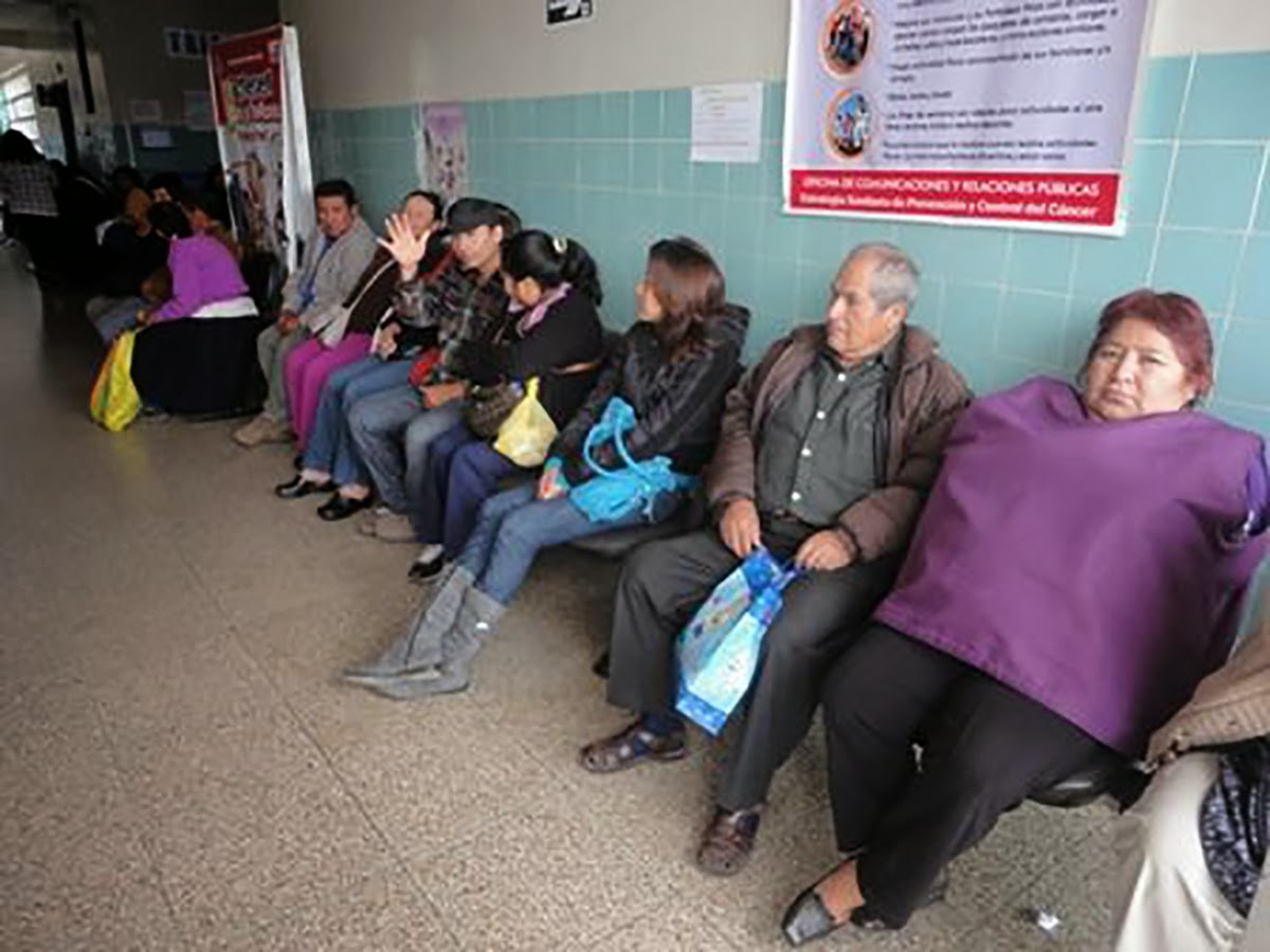 LA JORNADA: (VÍDEO) PACIENTES SIGUEN HACIENDO LARGAS COLAS DESDE UN DÍA ...