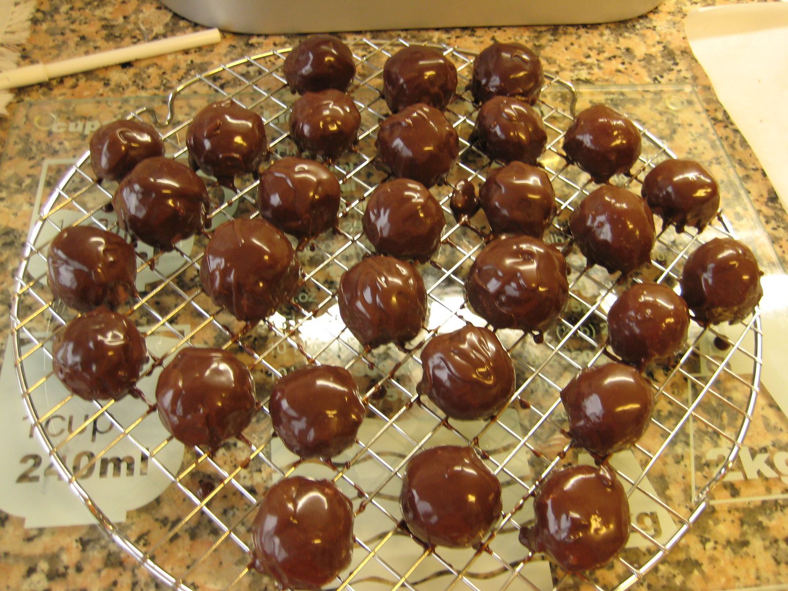 Confessions and Cookbooks: Bombons de bolo (cake balls) - Tutorial