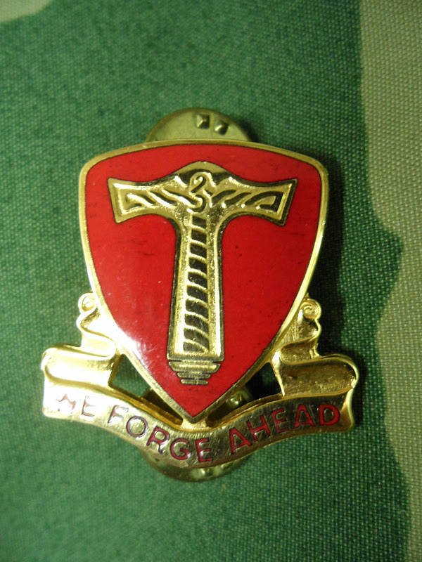 Four Bees: 18th Combat Sustainment Support Battalion Pin, "We Forege Ahead"