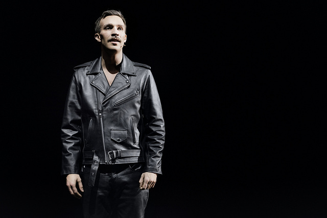 Teatterikärpäsen puraisuja : Haastattelussa Olli Rahkonen