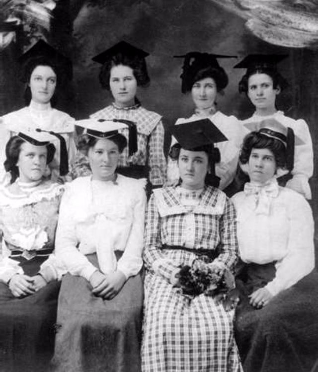 21 Charming Photos of the Graduates From the Late 19th and Early 20th ...