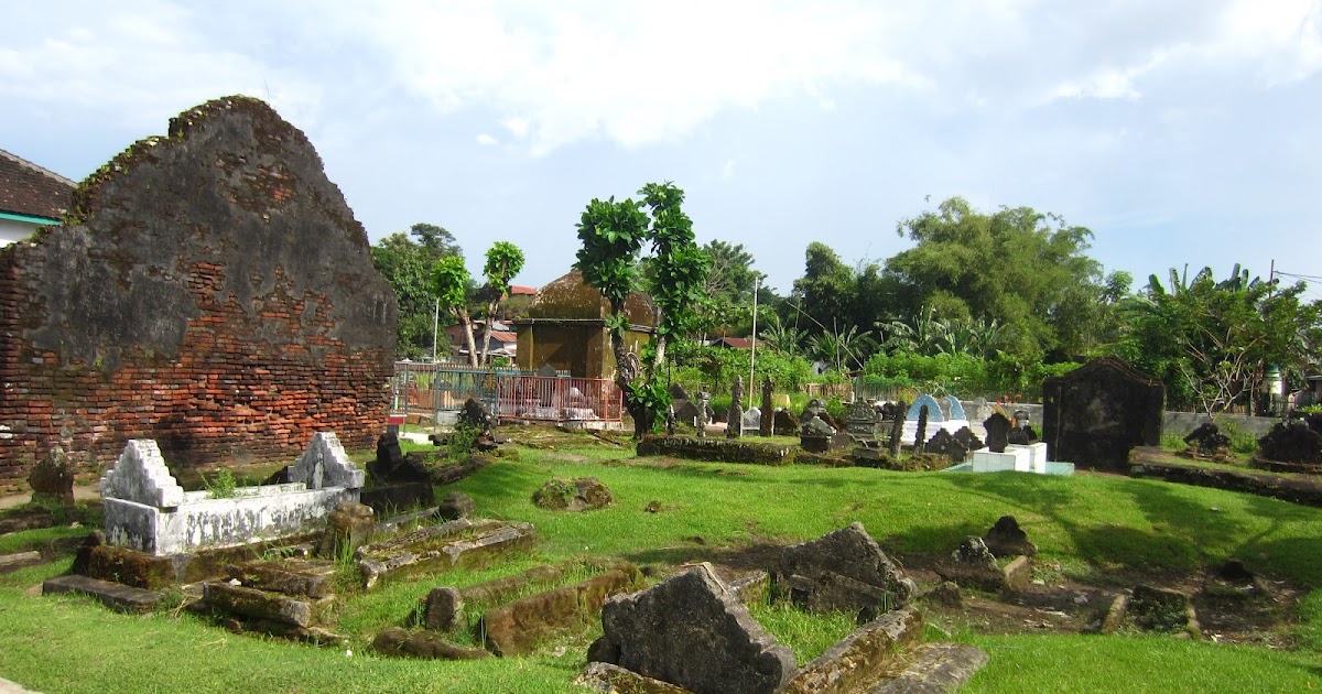 Destinasi Wisata Makam Tua Raja-raja Tallo - ARSY Tours & Travel | Tour ...