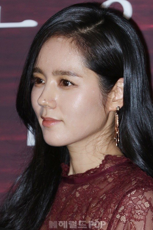 Han Ga In shows off her perfect features at a brand event