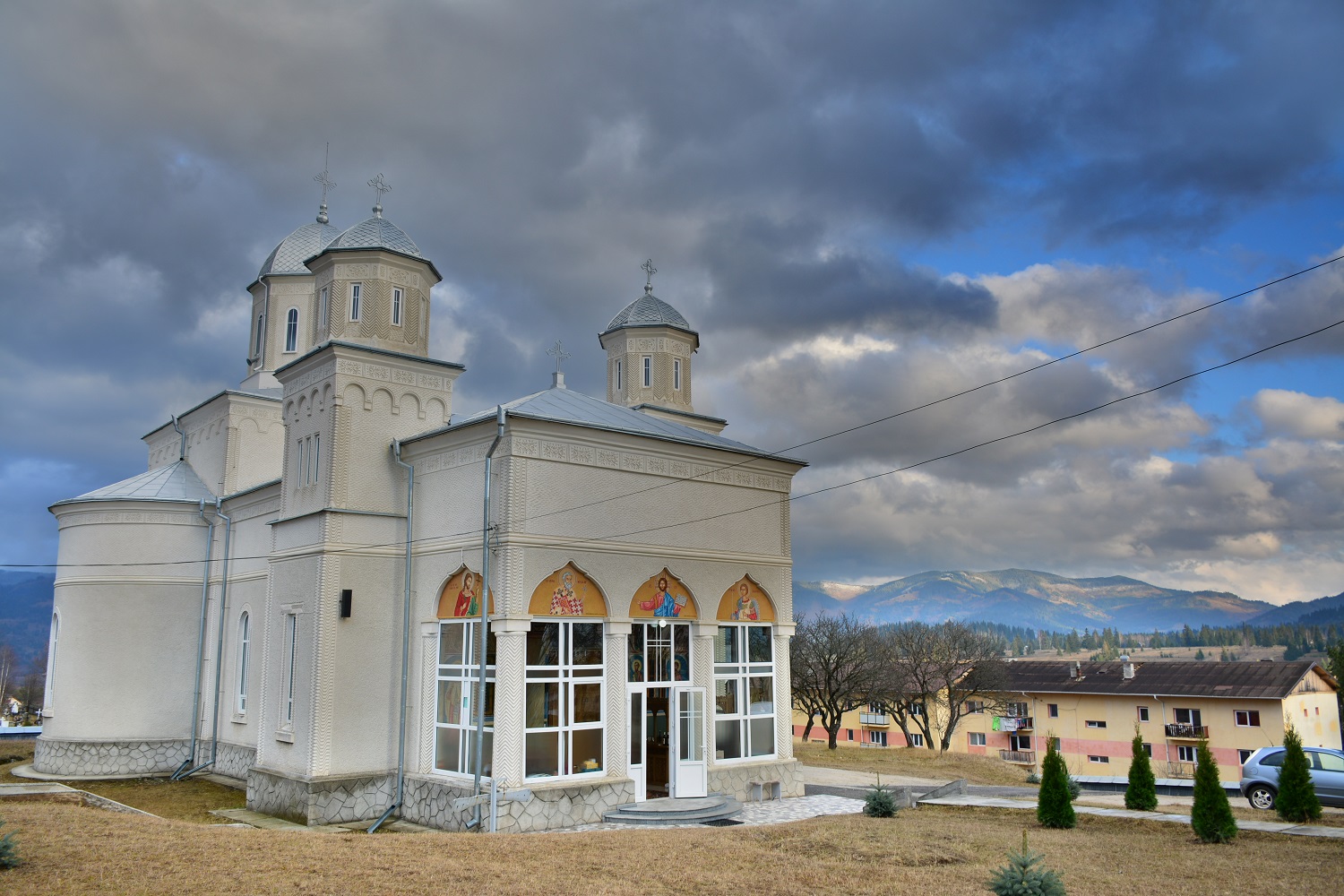 Biserica din Neagra Șarului a fost resfințită | VATRA DORNEI LIVE ...