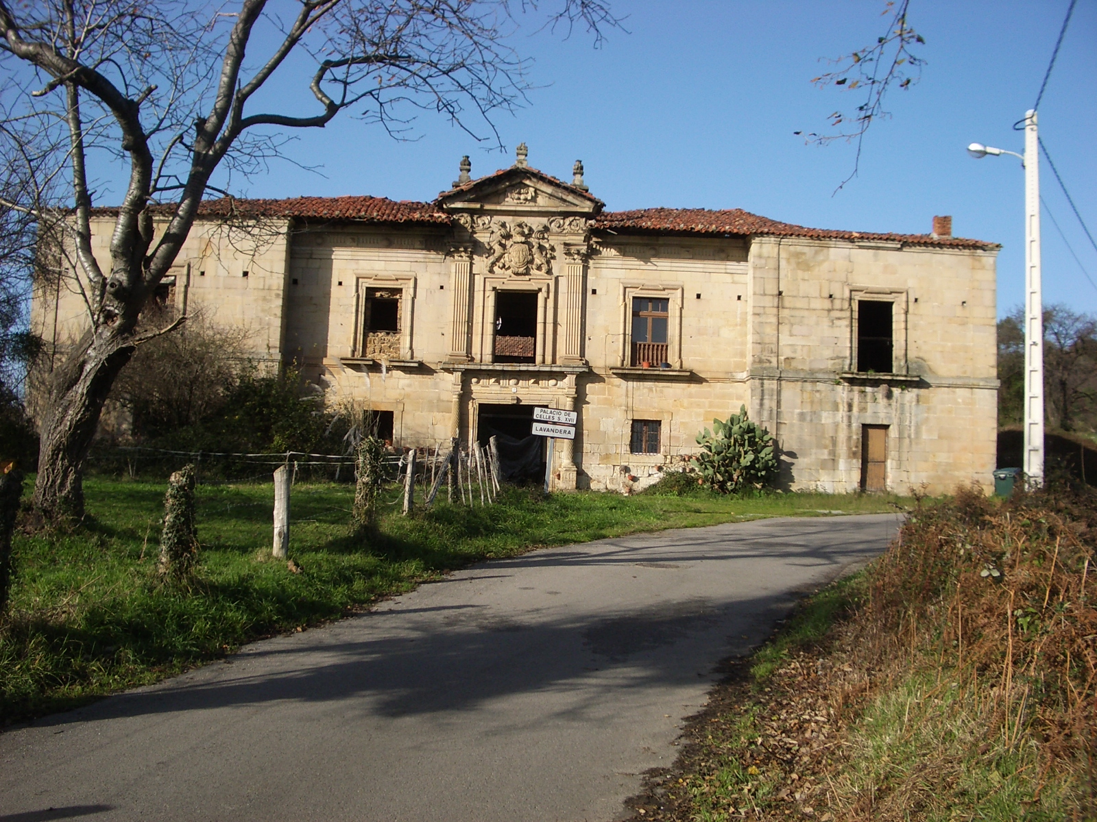 Patrimonio Arquitectónico de Asturias: PALACIO DE CELLES, Y LA RUINA SIGUE.