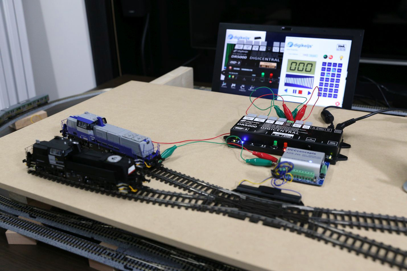 今回のポイント用デコーダはDCC Concepts。Märklin K-Gleis用ポイントマシンを駆動。