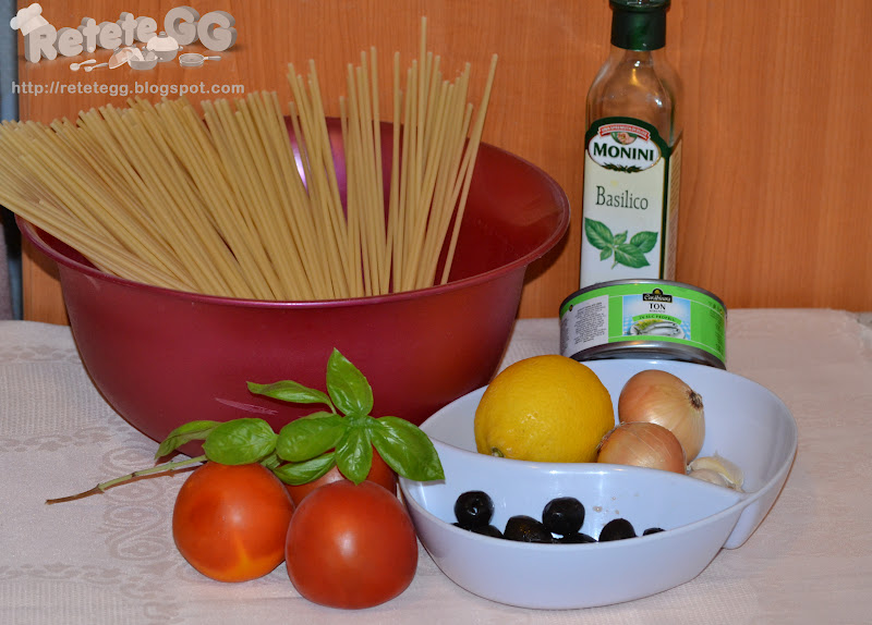 Retete gustoase si garnisite: Macaroane cu ton, masline si sos de rosii