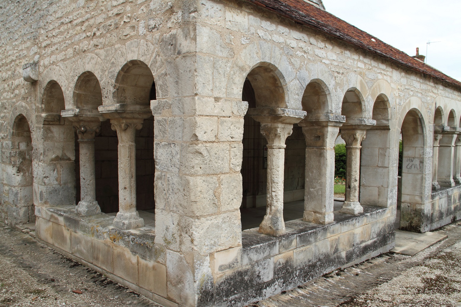 L'art roman ; passionnément: Deux porches romans; Vaux et Escolives ...