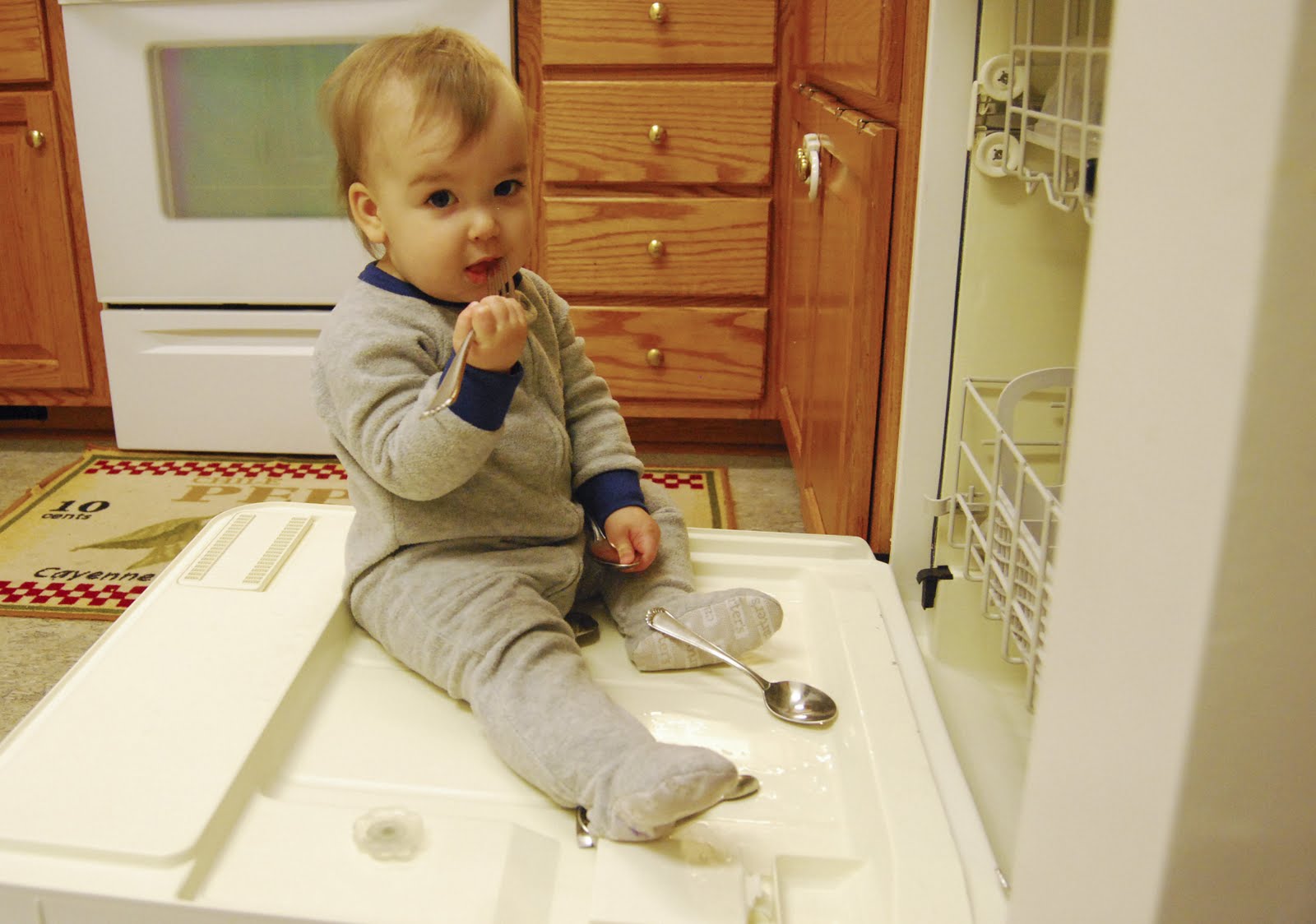 sostinkinhappy: Mommy's Little Helper