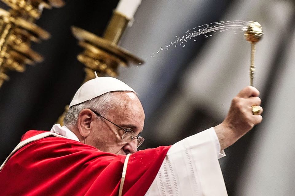 Poesias Católicas: 5 coisas que você não sabia sobre a água benta