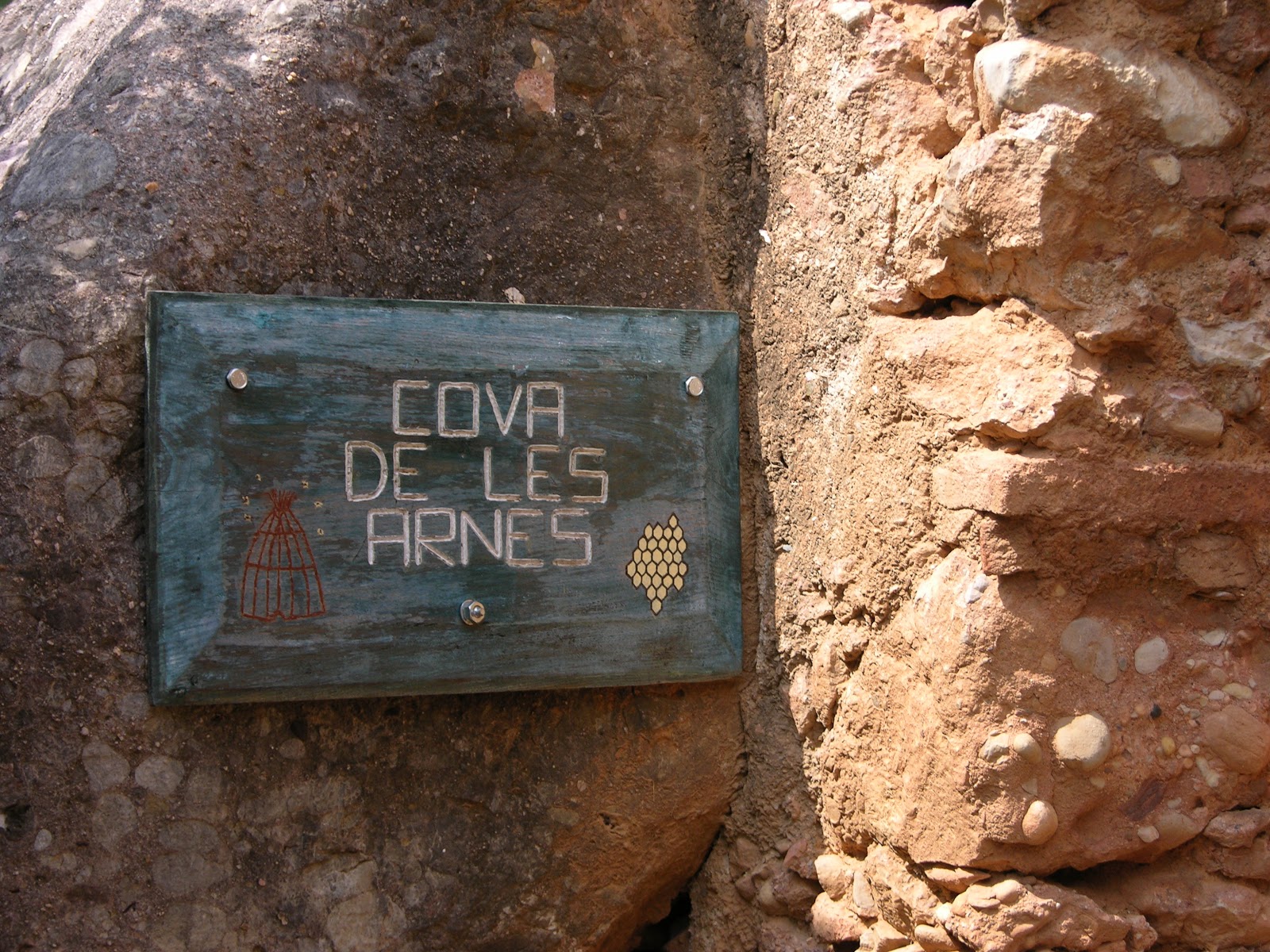 Caminar per Catalunya. Walking in Catalunya.: La Cova de les Arnes ...