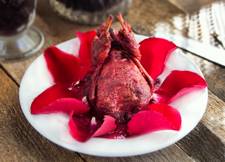 Codornices en Pétalos de Rosas | RÚSTICA