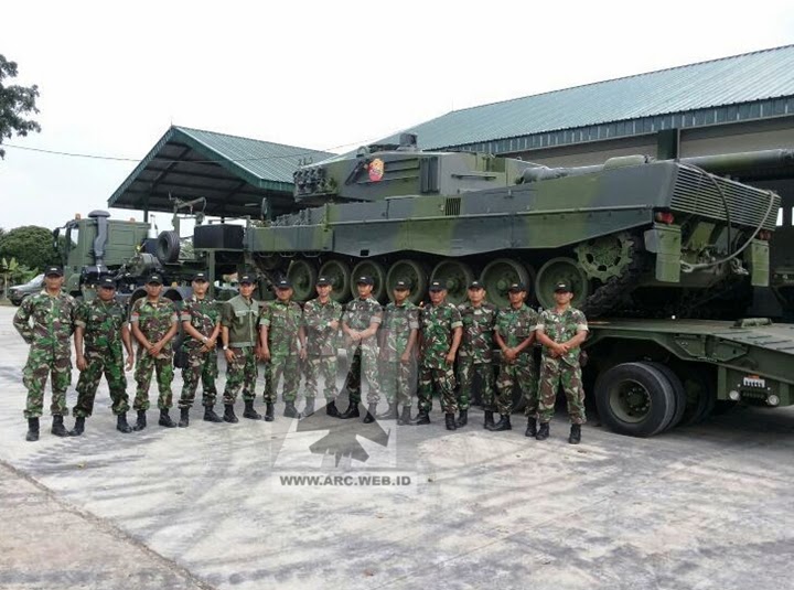 IVECO ASTRA TRUCK TANK TRANSPORTER DOLL - INDONESIAN MILITARY VEHICLES