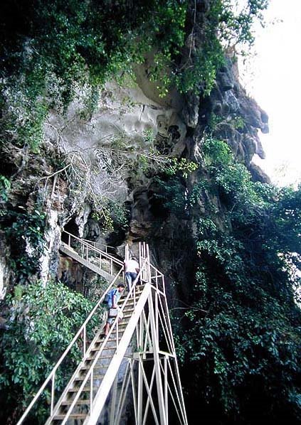 Mencari Jejak situs Prasejarah di Kawasan Leang-leang - Budhii WeBlog