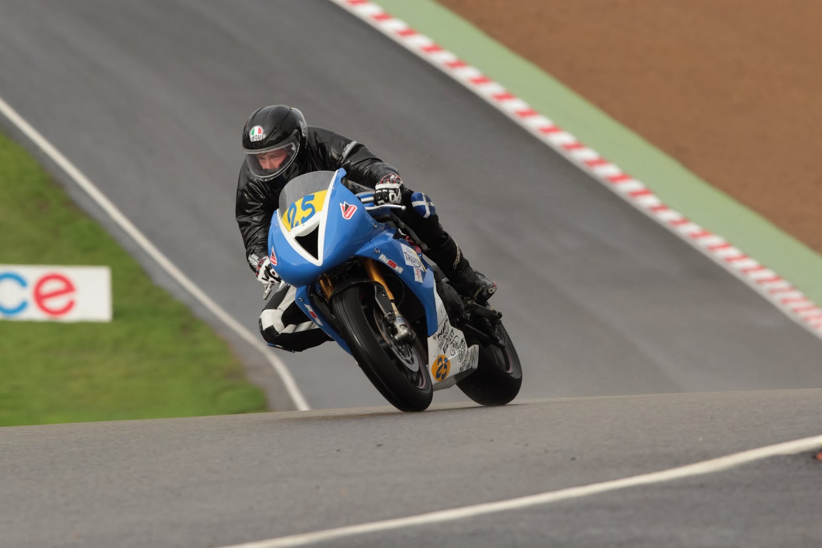Ru22ell - Motorcycle Racer: Triumph Triple Challenge - Brands Hatch GP