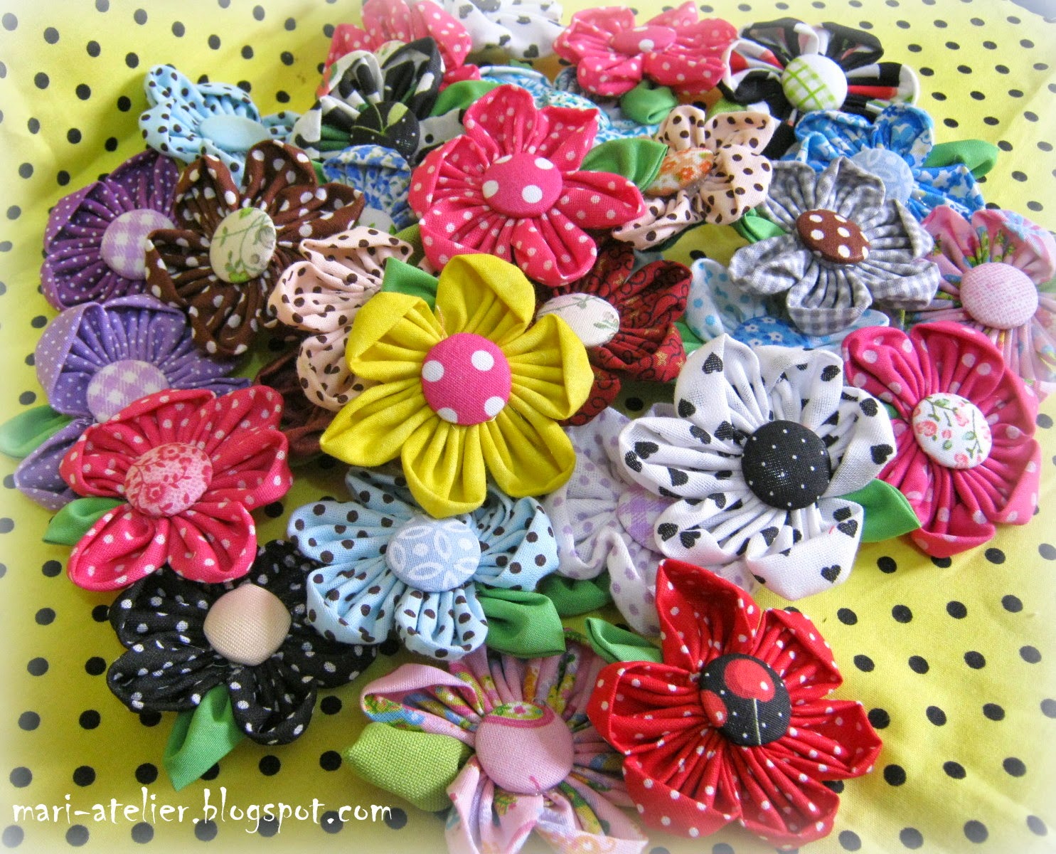 Mari Atelier: Flor de fuxico-Mais uma linda encomenda entregue!