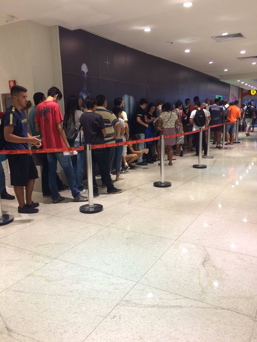 Tricolores também fazem filas enormes em Shopping em Niterói - FLUNOMENO