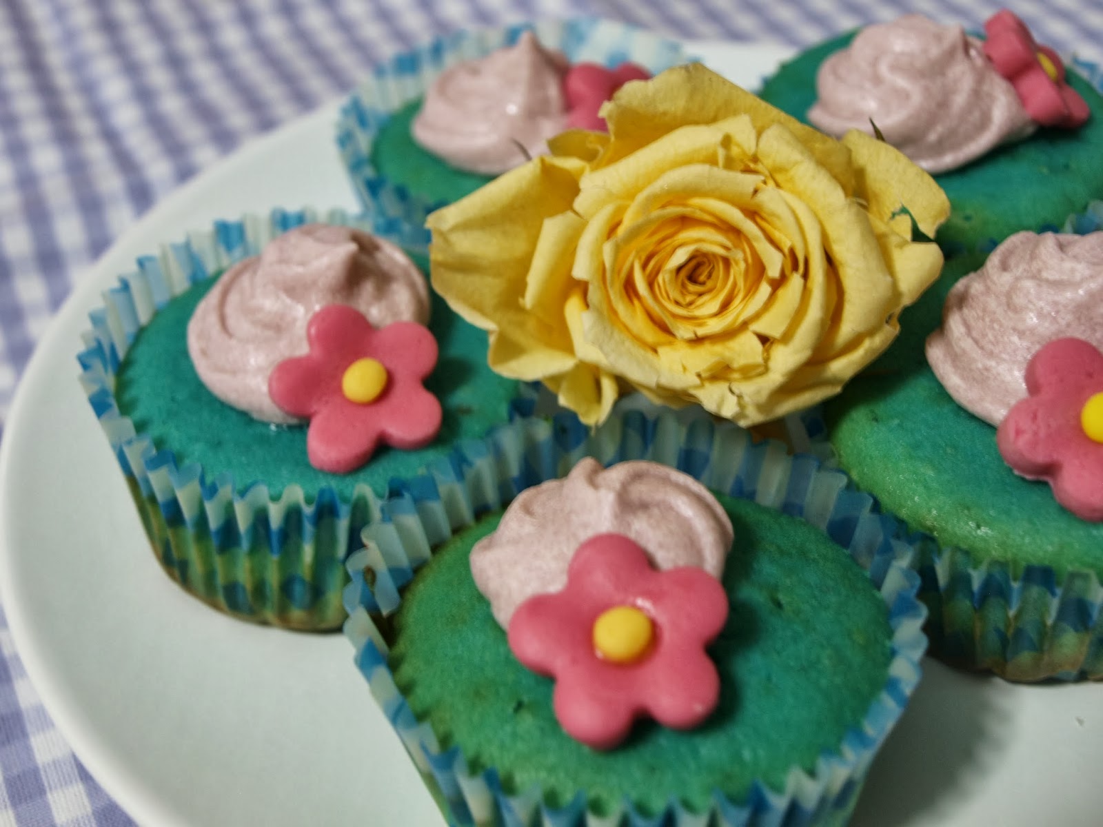 Imagining Cakes: Dulces azules con almendra amarga