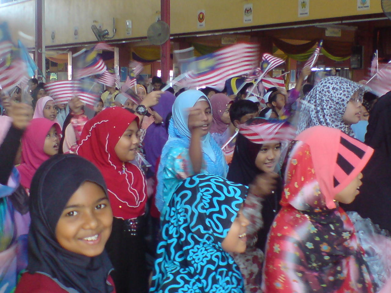 SeLaMaT PaGi..CikGU..!!: >PERTANDINGAN PAKAIAN MERDEKA