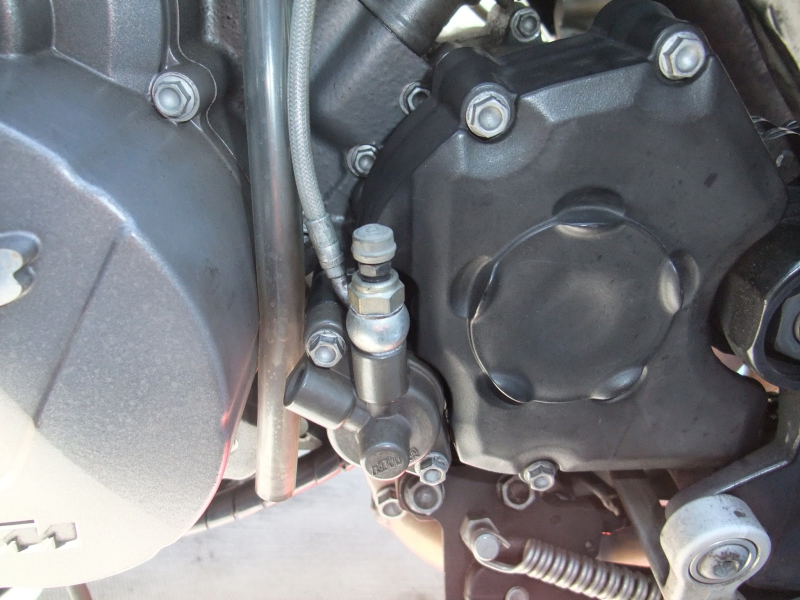 ARTOO - DETOO: KTM 990 Superduke clutch oil jet cleaning
