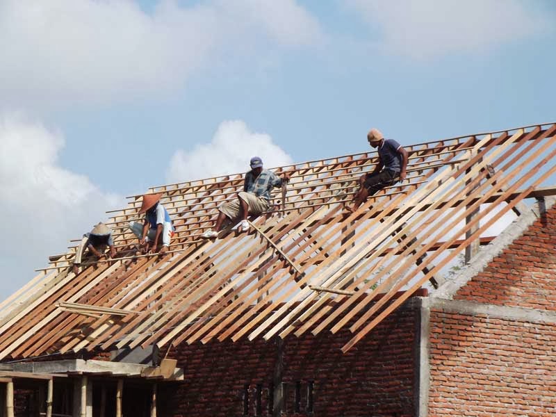 Pemasangan Usuk dan Reng untuk Atap | Kapling 147