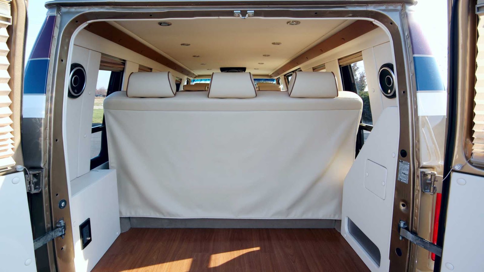 任誰都無法想到這輛老Ford的內裝竟然華麗至此 | SanjiNoir 黑侍樂讀