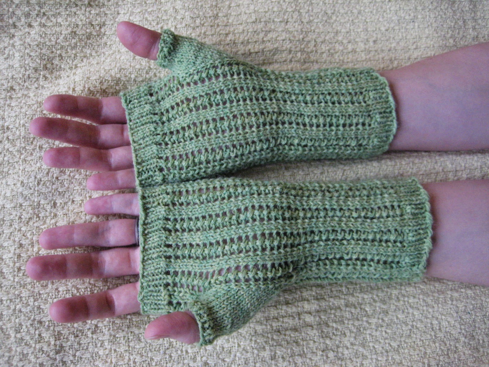 Balls to the Walls Knits: Razor Shell Fingerless Gloves