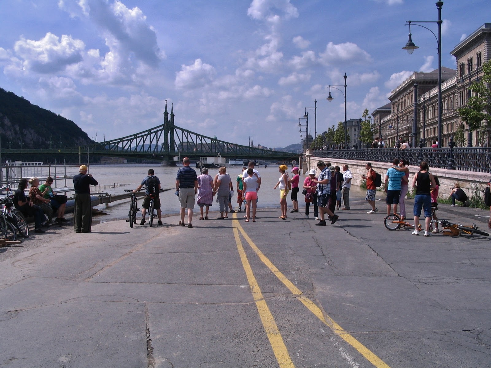 Belváros, Budapest: Árvíz Budapesten 2013: Tetőzés (Belgrád, Salkaházi ...