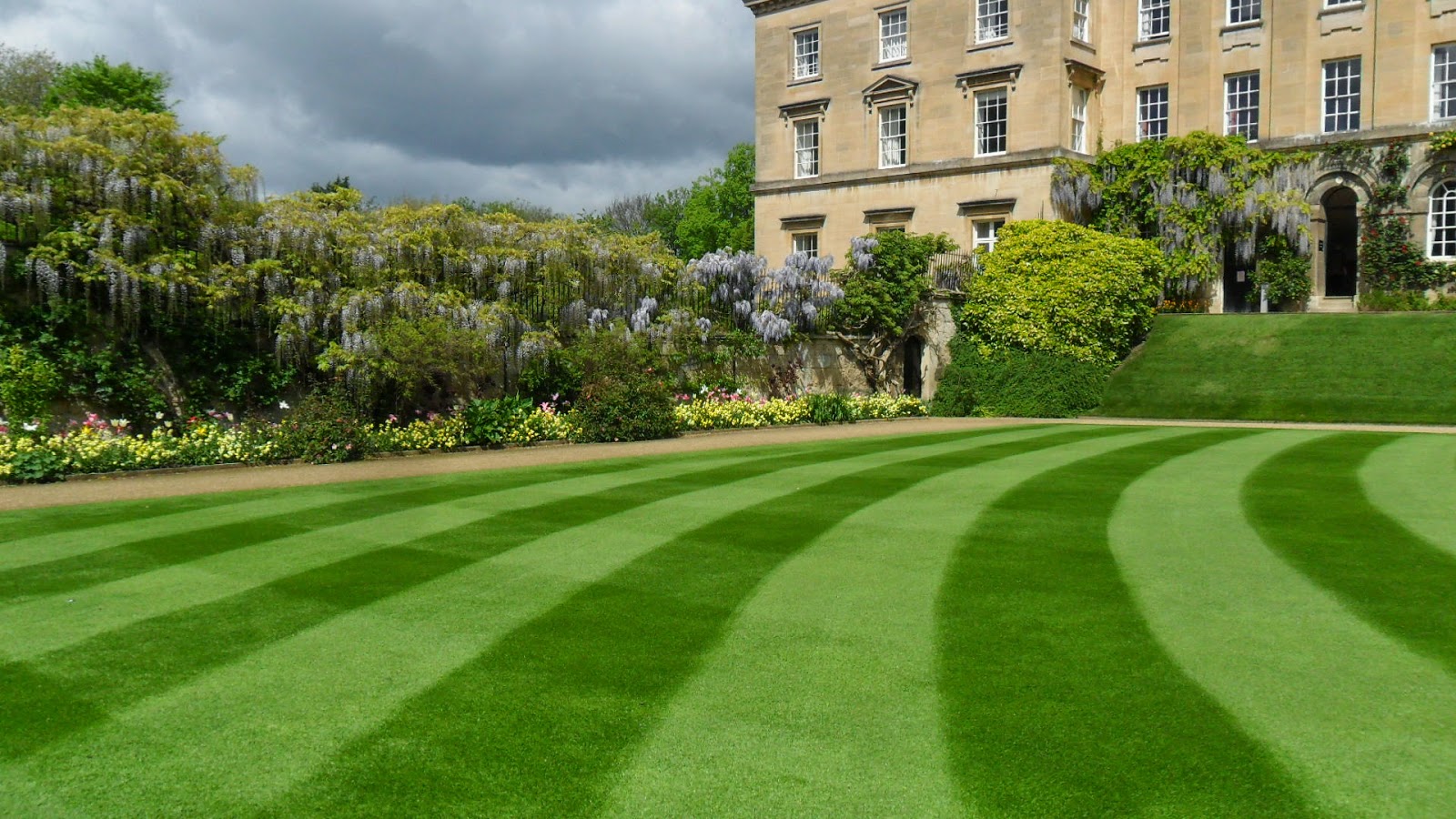 Worcester College Gardeners 2009-2018: The Curves On The Front Quad Lawn