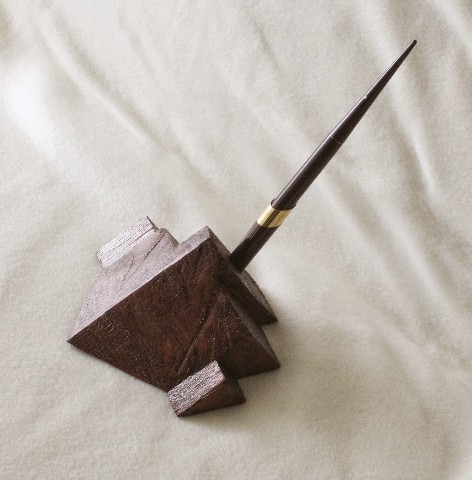 fountain pens: hand crafted desk pen base