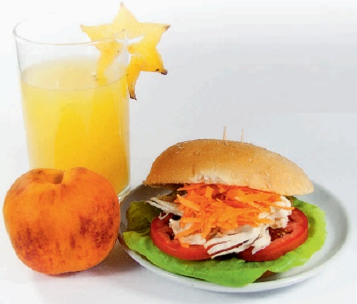 Receta: Pan con pollo y verduras, refresco de carambola, durazno