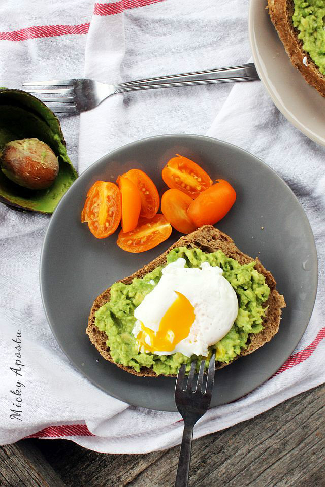 Toast cu avocado si ou posat - Din bucatarie, cu pasiune