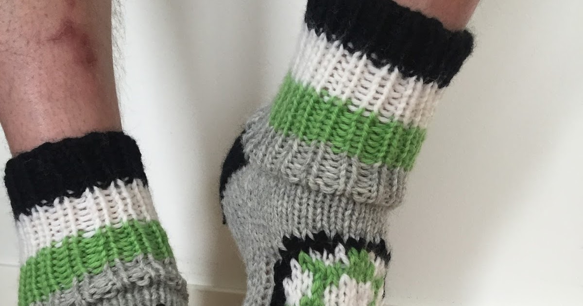 8-Bit Knit Nerd: 8-bit mushroom socks