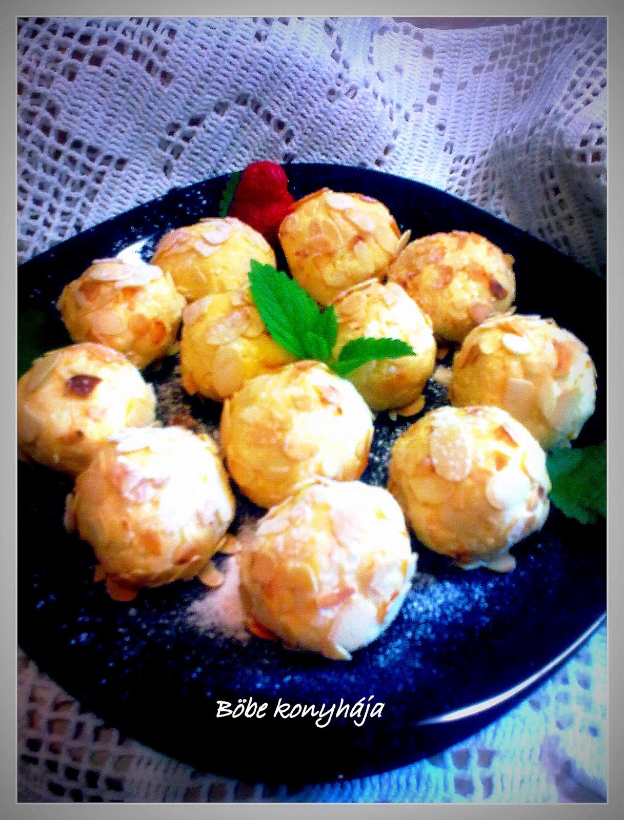Böbe konyhája: Hideg túrógombóc, piritott- mandulaköntösben, eperpüré ...