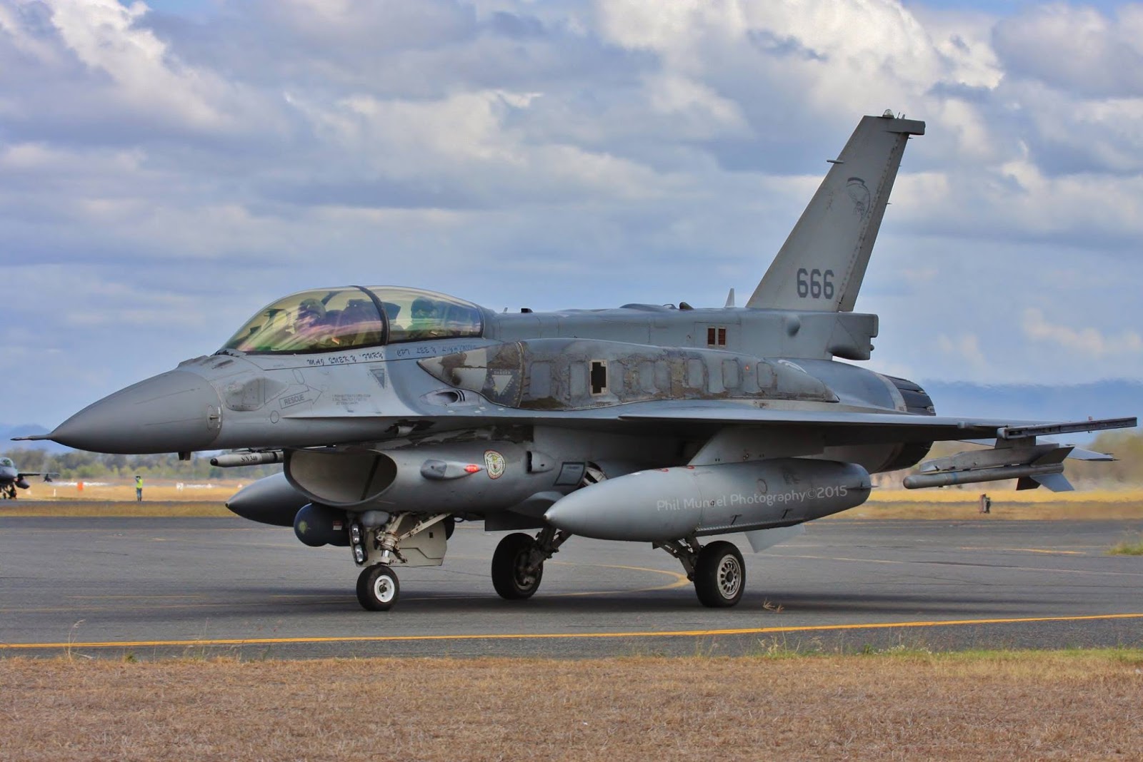 Air Queensland.blogspot: F-16D Fighting Falcon action at Rockhampton