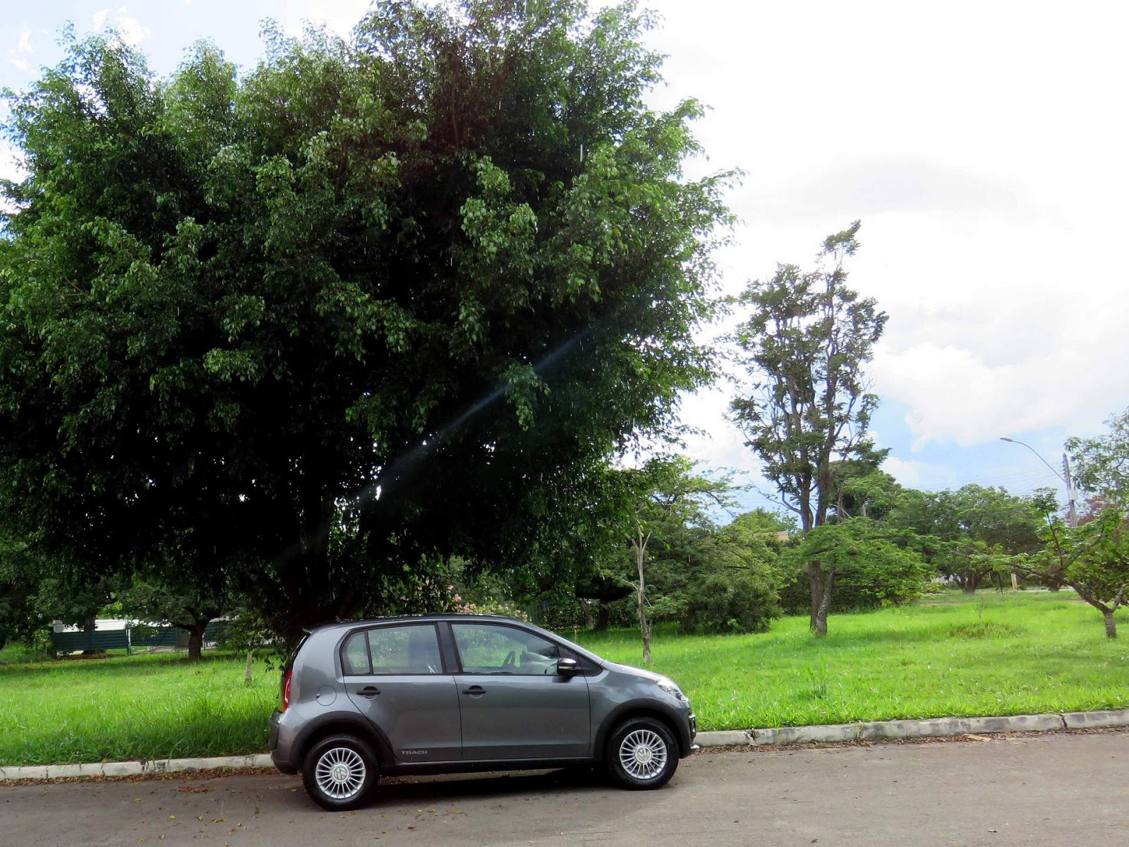 VW Up! Track 2017: consumo, preço, avaliação - vídeo