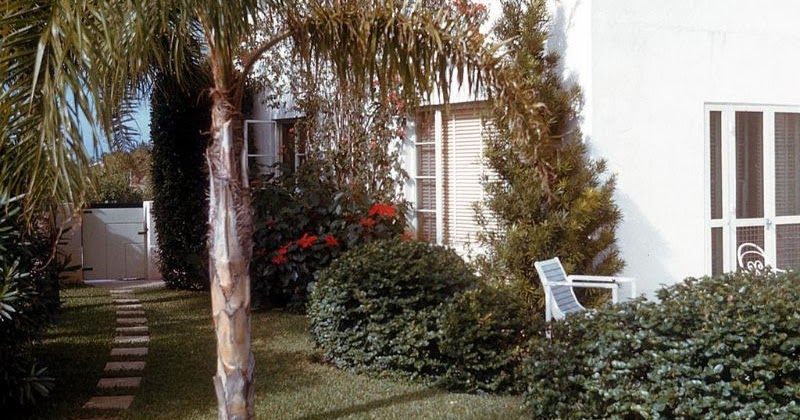 12 Cool Pics That Show Interior of a Florida Streamline Moderne House ...