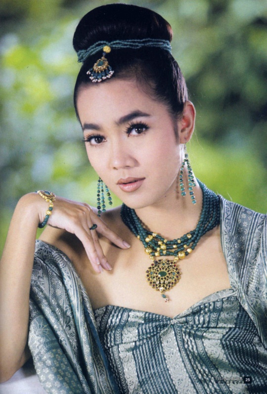 Arloo's Myanmar Model Gallery: Moe Hay Ko - Burmese Royal Lady