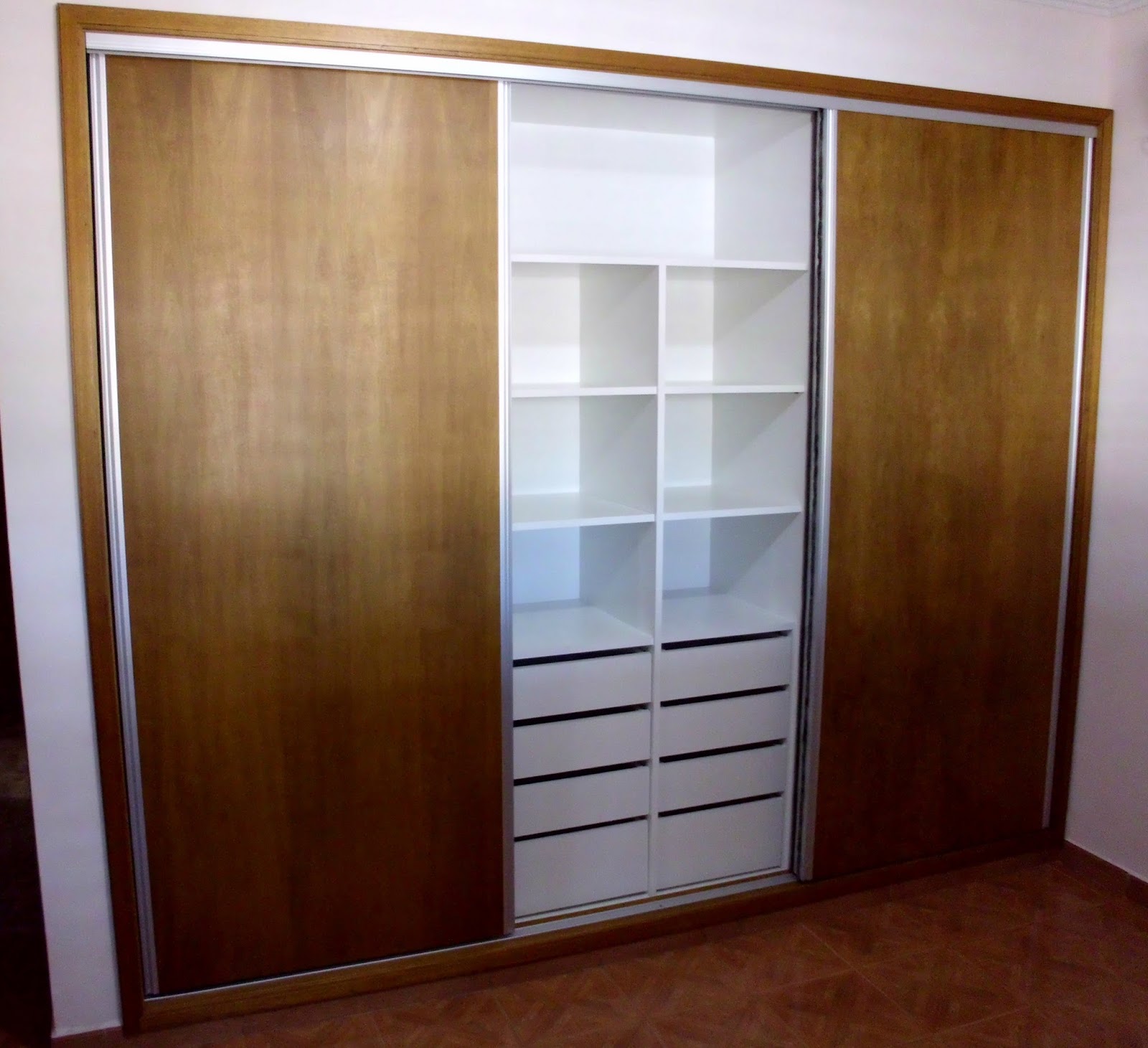 neuromuebles: Placard de melamina con tres puertas.