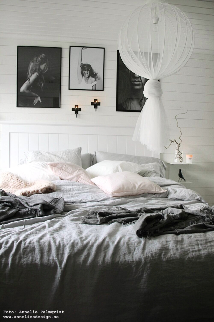svart, vitt & rött: Sovrum i vitt grått och rosa