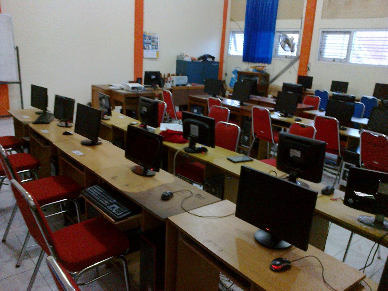 Redaksi SMK Negeri 2 Kendal: Lab Komputer