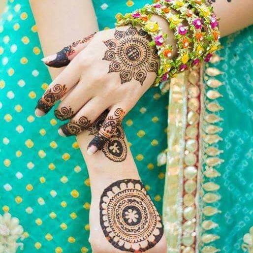 Stylish girl mehndi hands dp for facebook - Sari Info