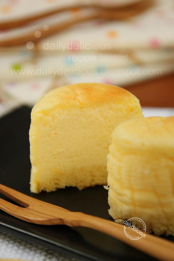 dailydelicious: Fromage Cuit: Mini soft cheese cake, lovely small cake.