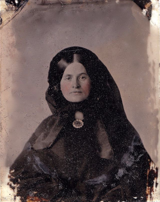 Victorian Widows: Graceful Photos of Young Women in Mourning Dresses ...