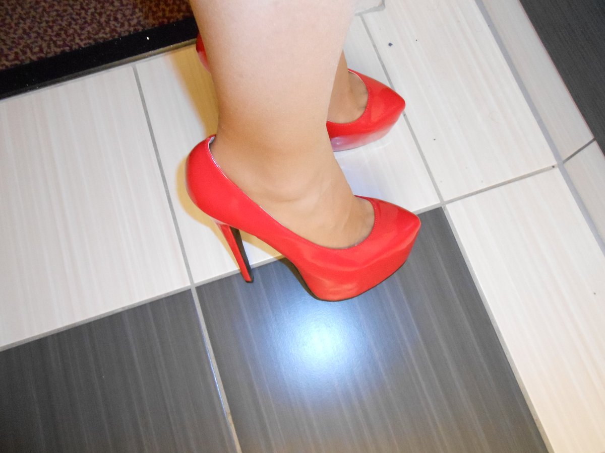 The Toe Cleavage Blog: Twitter pics - April (part 2)