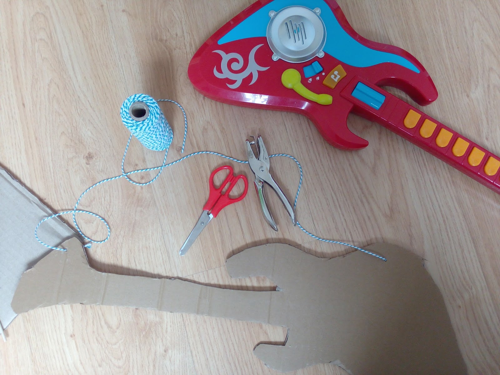 mi nube celeste : Diy Guitarras de Cartón