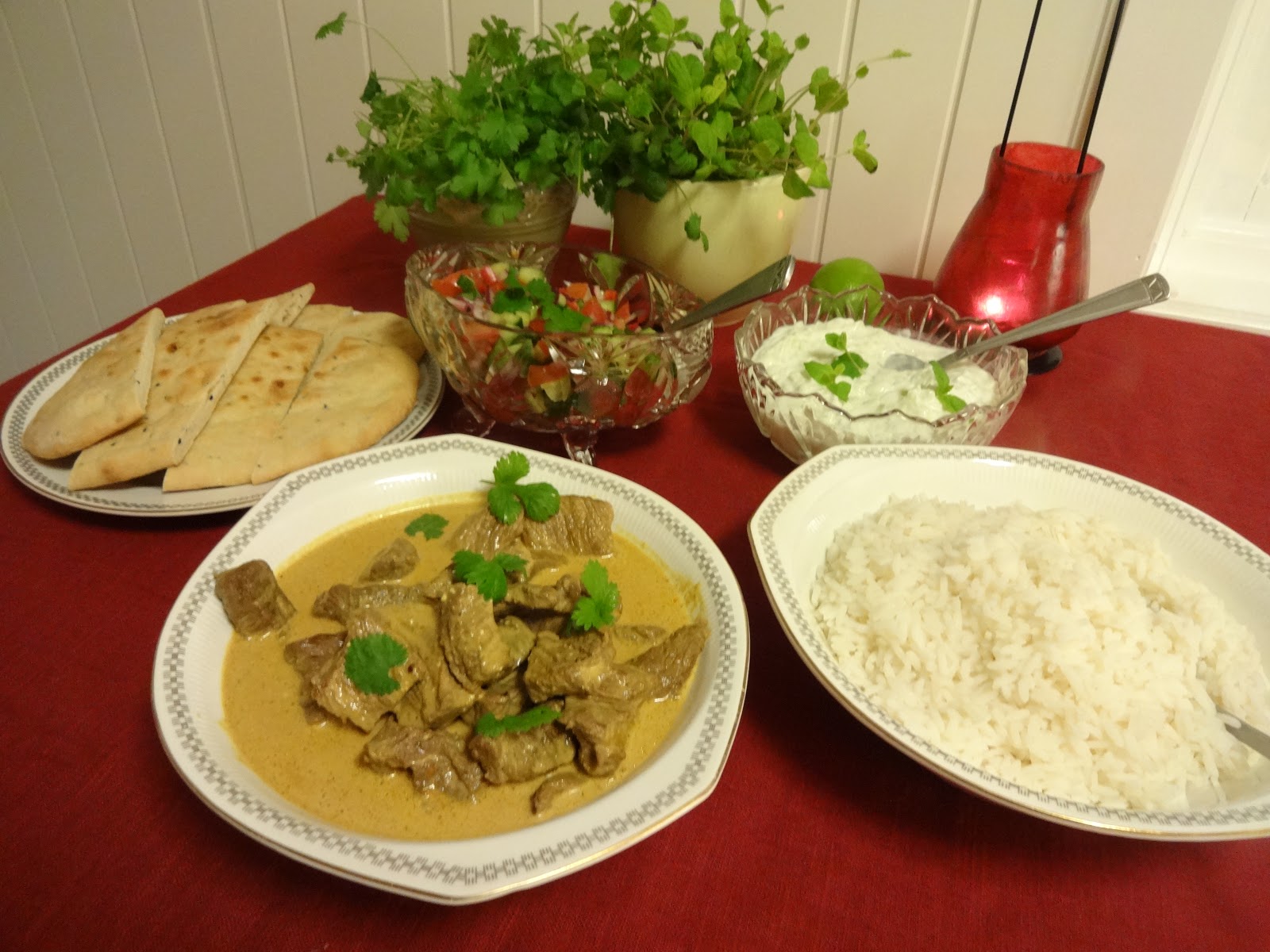 Edels Mat : Indisk Biff Curry med ris, raita og tomat & agurksalat