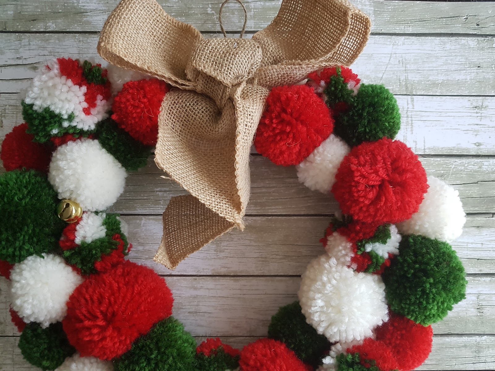 Pacto de Tres: Corona de pompones DIY de Navidad